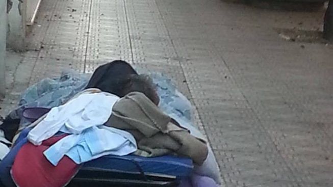 Via Dante, barbone dorme in strada: "Aiutatelo, no a nuove tragedie ...