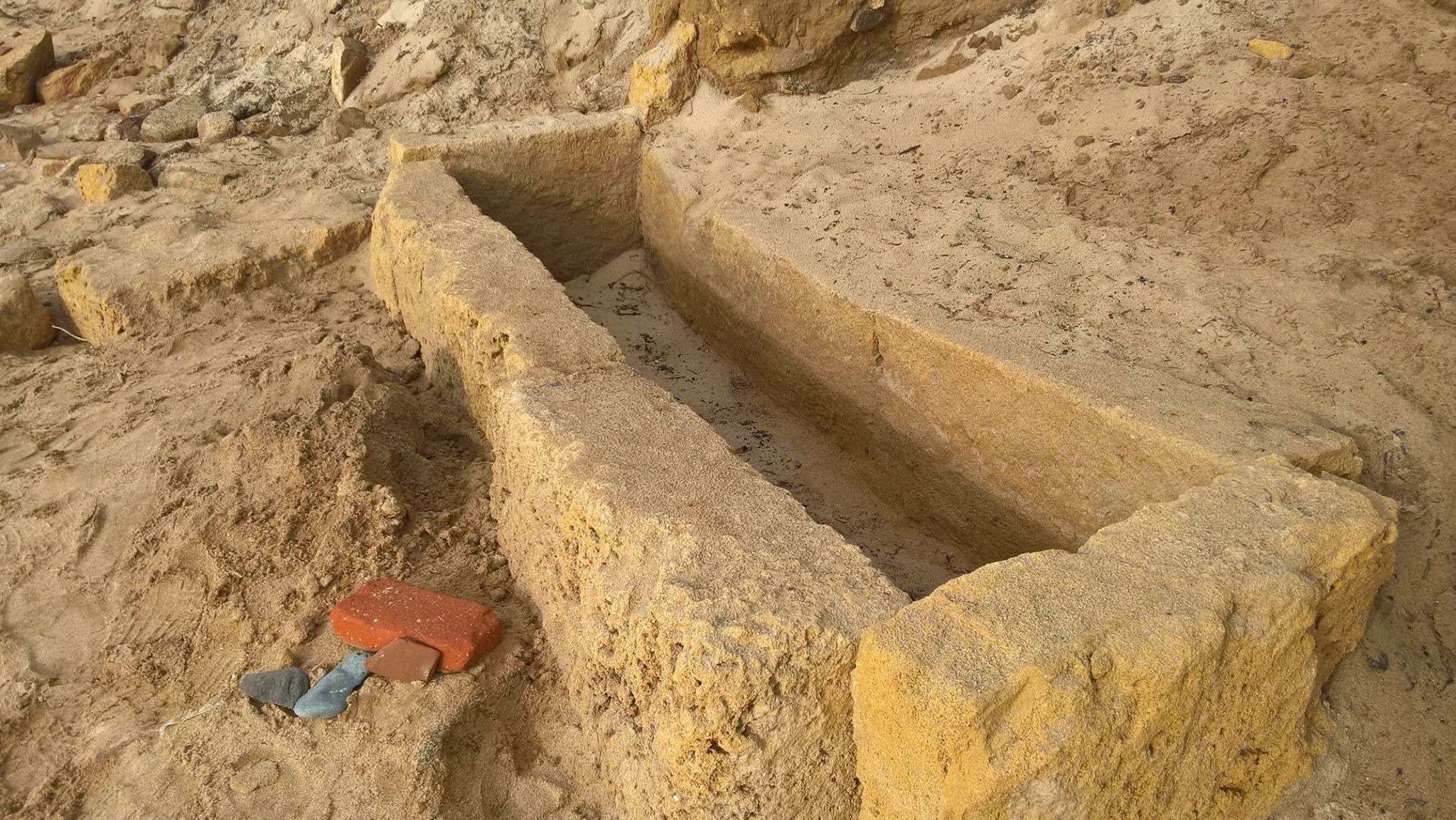 Chia, eccezionale scoperta: in spiaggia spunta un'antica tomba punica ...