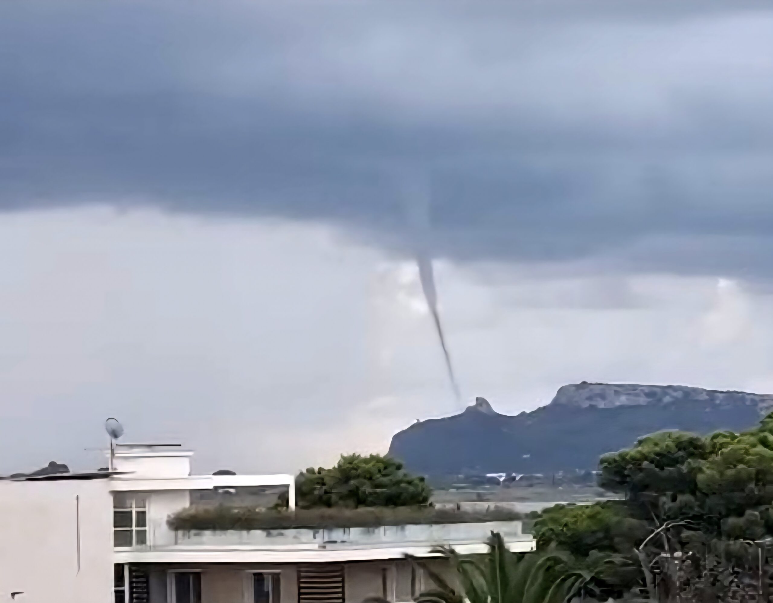 Spettacolare tromba marina al Poetto: dietro la Sella del Diavolo ecco il vortice -VIDEO ...