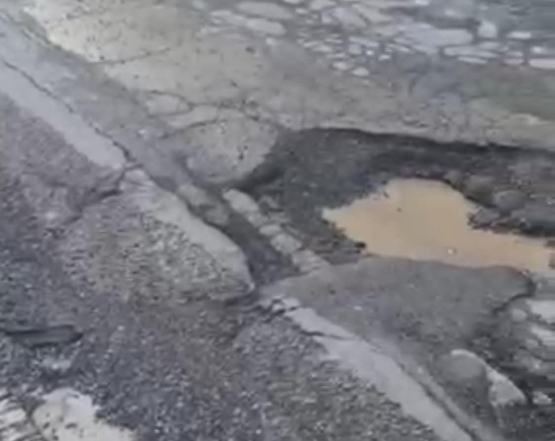 Strade di Pirri nel degrado, via Santa Maria Chiara con buche e asfalto ...