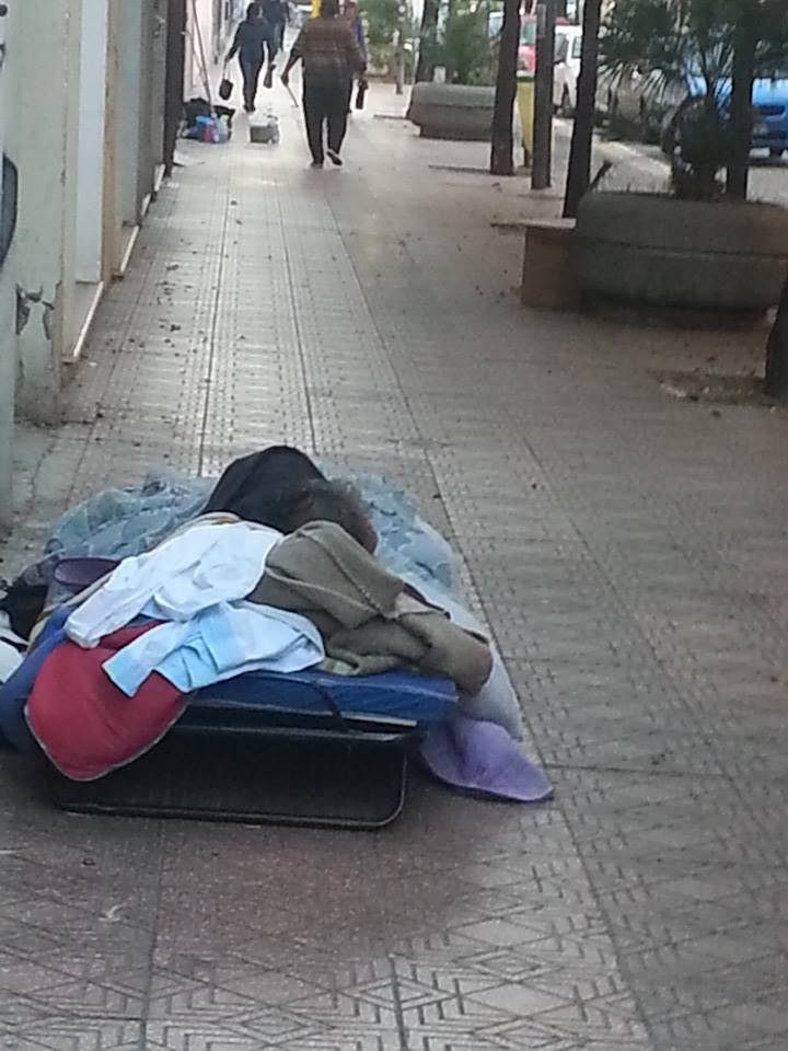 Via Dante, barbone dorme in strada: "Aiutatelo, no a nuove tragedie ...