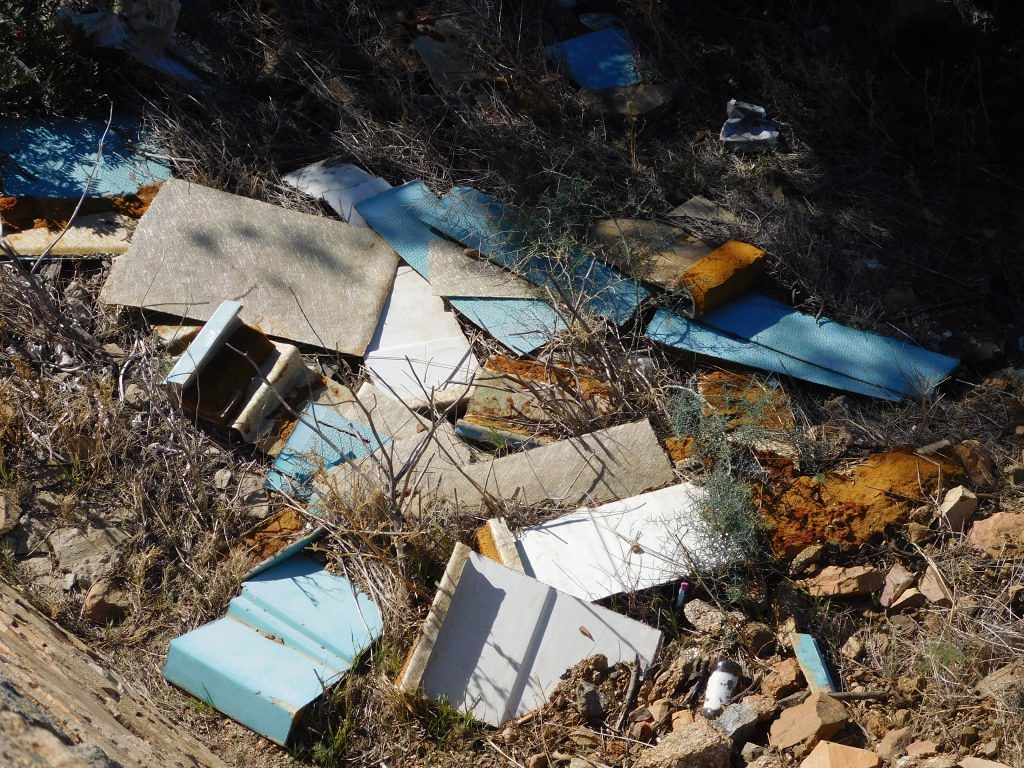 Terra Mala, la vergogna dei rifiuti gettati dagli incivili in strada ...
