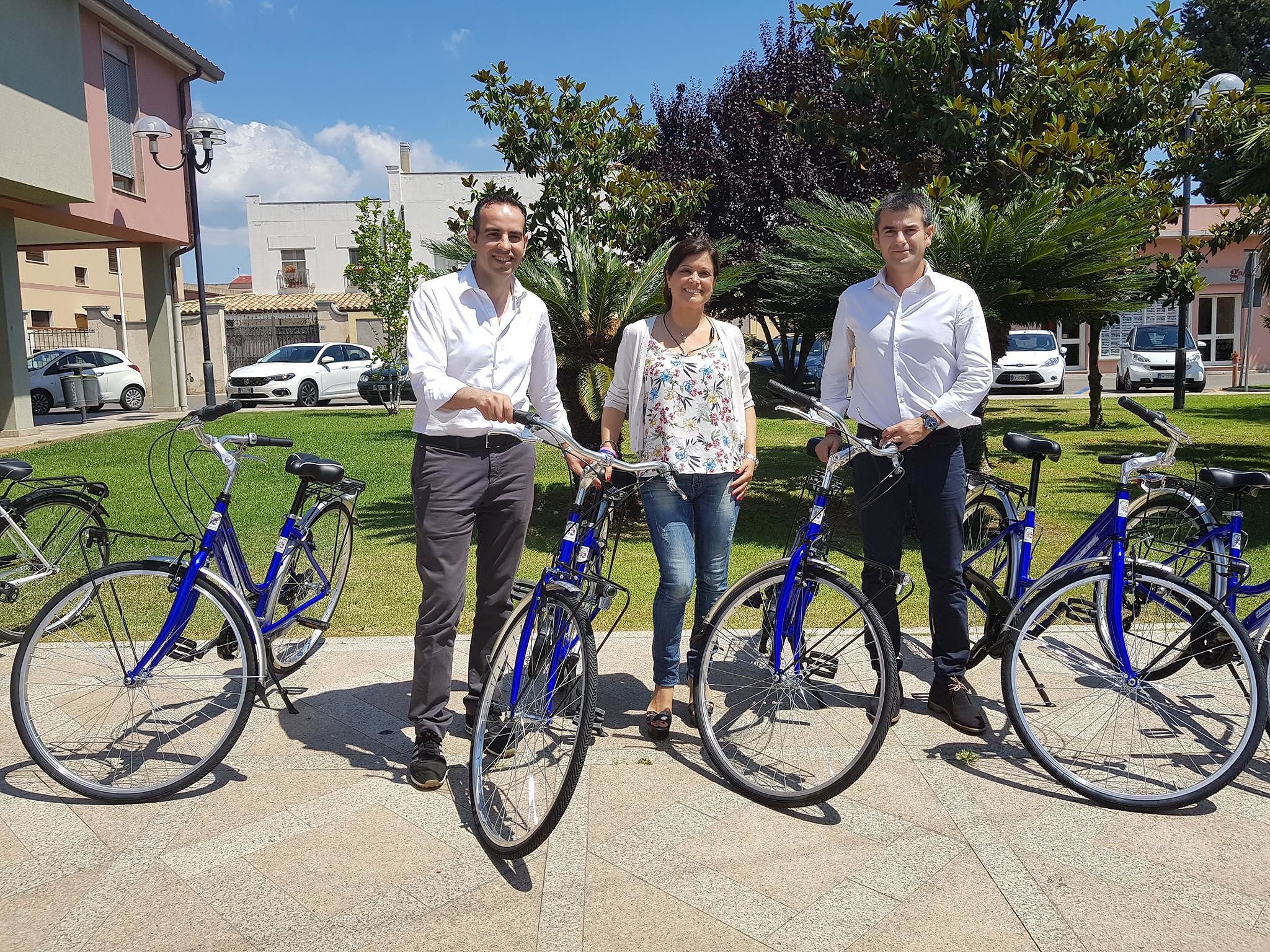Massimo Zedda in bici a Pula, insieme alla sindaca Carla Medau: le ...