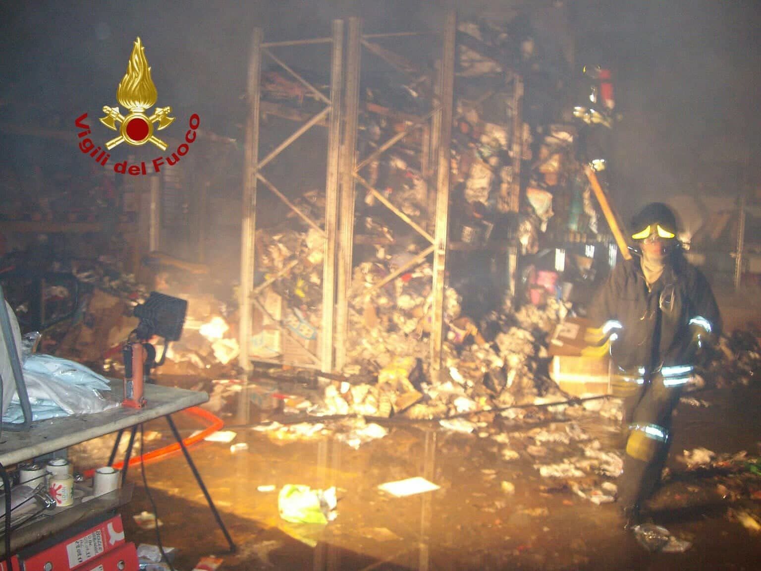 Cagliari, fuoco nella notte in viale Elmas: in fiamme Io Bimbo ...