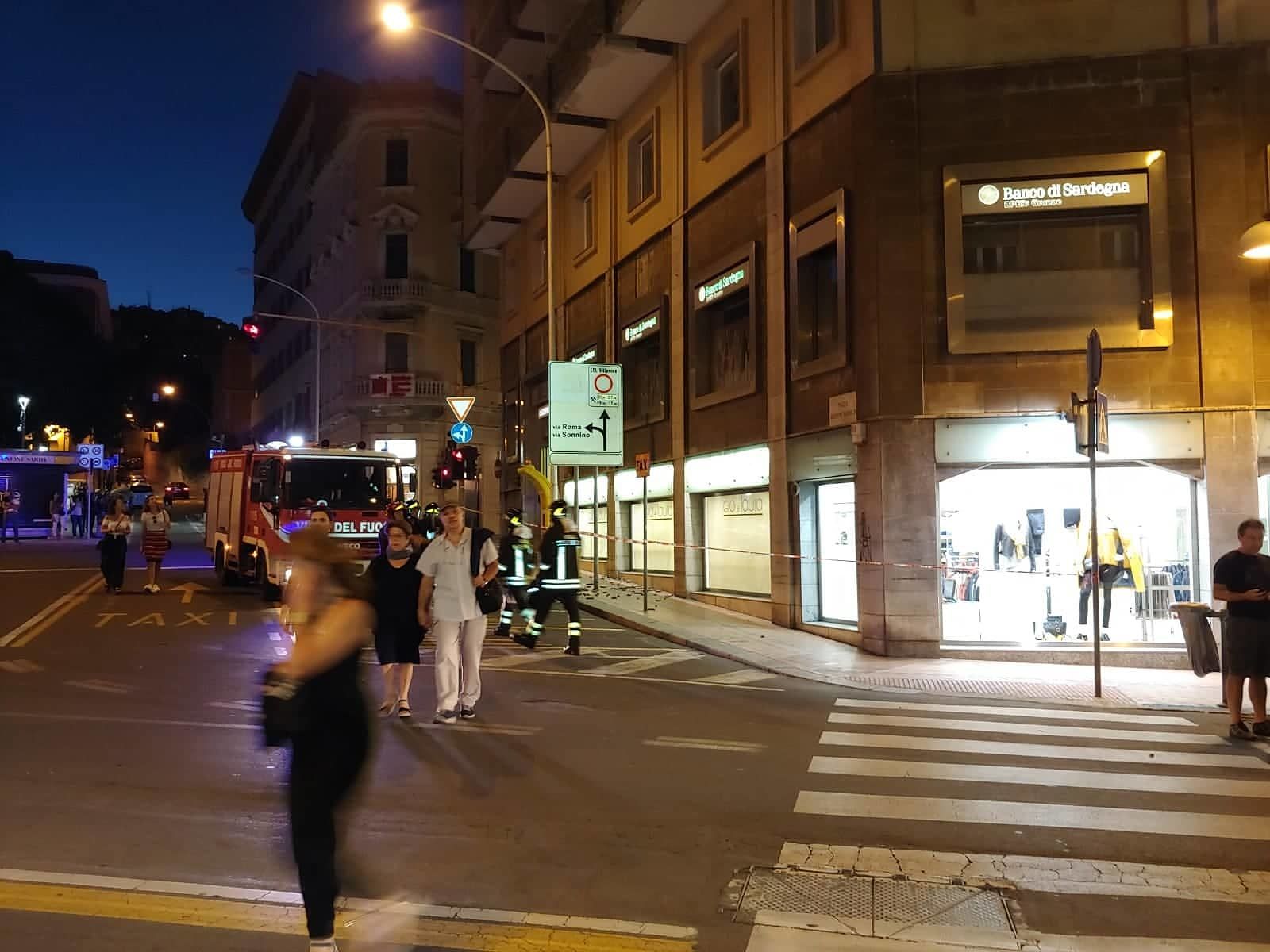 Cagliari, pioggia di calcinacci in strada: paura in piazza Garibaldi ...