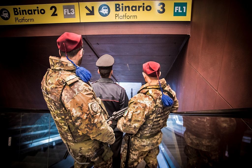 Roma, coppia di ladre sulla metro bloccate da due militari della ...