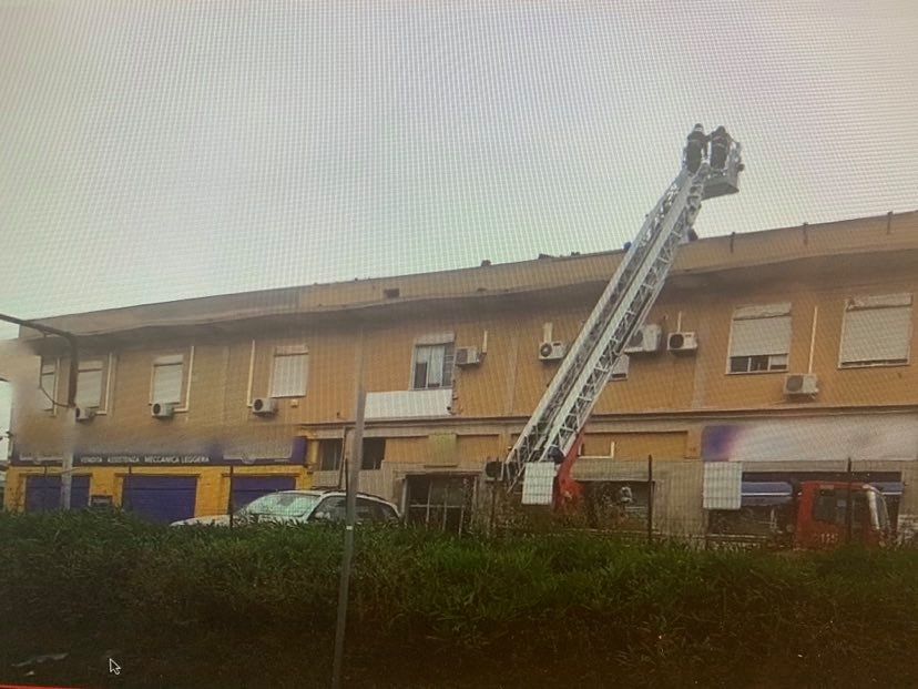 Cagliari, vento record: si stacca la copertura di un capannone in viale ...