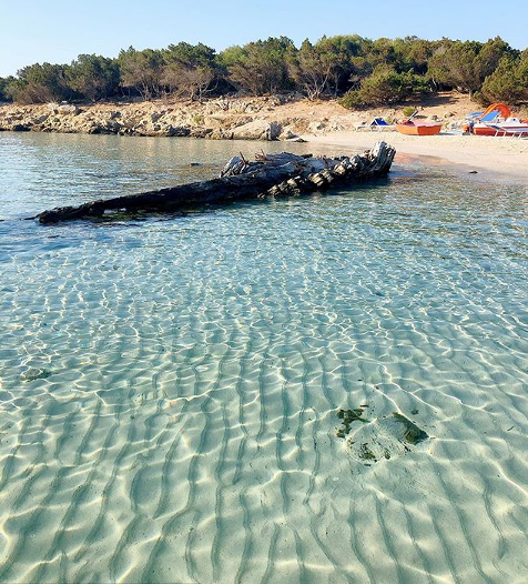 L'affascinante spiaggia del Relitto a Caprera nello scatto del nostro ...
