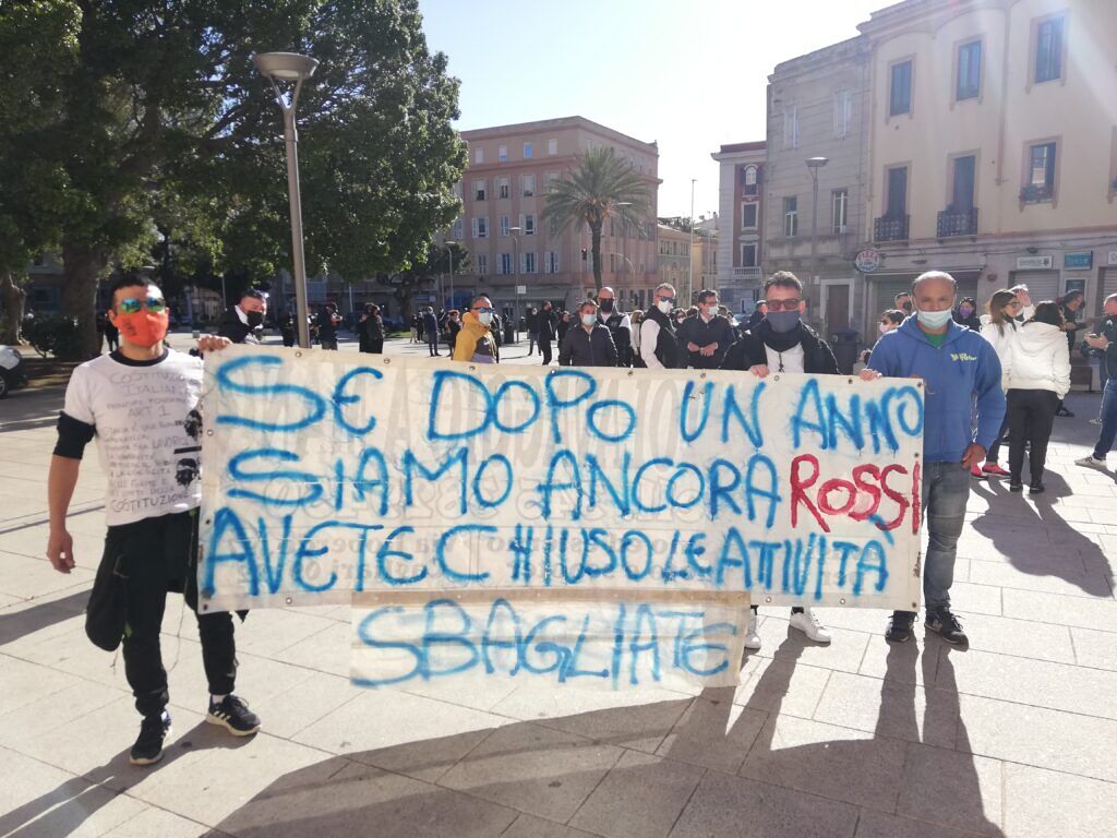 Cagliari, ristoratori e partite Iva invadono piazza Garibaldi ...