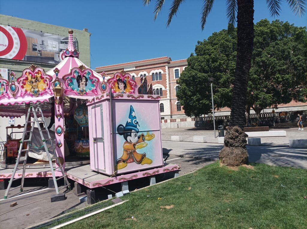 Cagliari, novità in piazza Garibaldi: primi giri per la nuova giostrina ...
